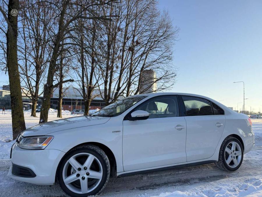 White Volkswagen Jetta 2013 in Kaunas, with an engine capacity of 1.40 L and mileage of 105 thousand km for 5950 €, photo 16 on AUTOMOTO.COM.LV