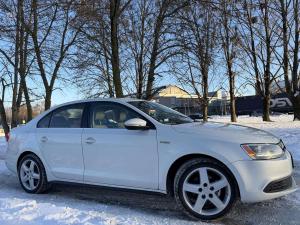 White Volkswagen Jetta 2013 in Kaunas, with an engine capacity of 1.40 L and mileage of 105 thousand km for 5950 €, photo 17 on AUTOMOTO.COM.LV
