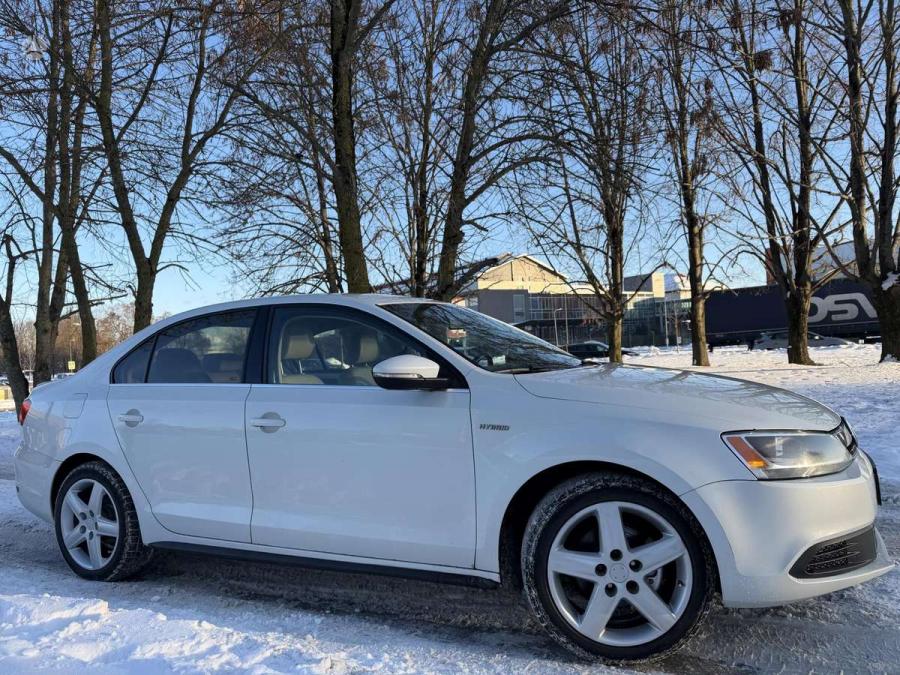 White Volkswagen Jetta 2013 in Kaunas, with an engine capacity of 1.40 L and mileage of 105 thousand km for 5950 €, photo 17 on AUTOMOTO.COM.LV