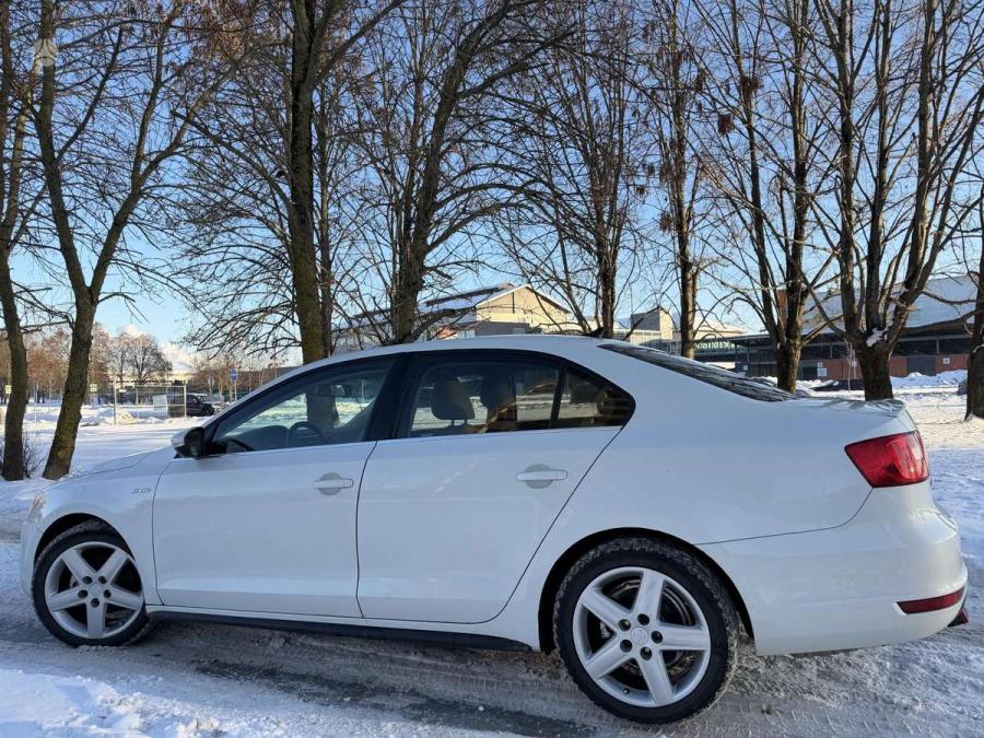 White Volkswagen Jetta 2013 in Kaunas, with an engine capacity of 1.40 L and mileage of 105 thousand km for 5950 €, photo 18 on AUTOMOTO.COM.LV
