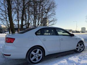 White Volkswagen Jetta 2013 in Kaunas, with an engine capacity of 1.40 L and mileage of 105 thousand km for 5950 €, photo 19 on AUTOMOTO.COM.LV