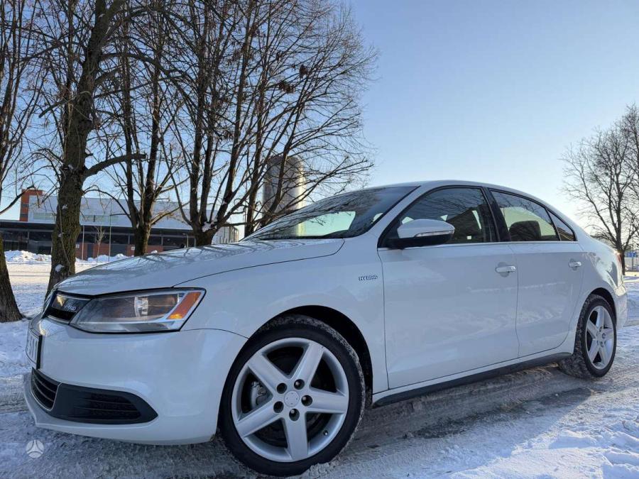 White Volkswagen Jetta 2013 in Kaunas, with an engine capacity of 1.40 L and mileage of 105 thousand km for 5950 €, photo 24 on AUTOMOTO.COM.LV
