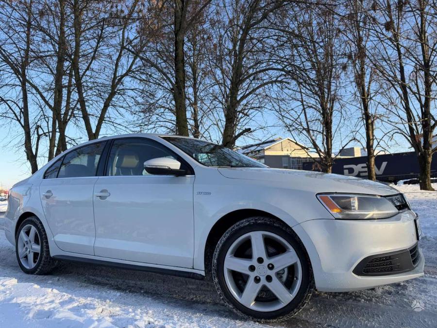 White Volkswagen Jetta 2013 in Kaunas, with an engine capacity of 1.40 L and mileage of 105 thousand km for 5950 €, photo 25 on AUTOMOTO.COM.LV