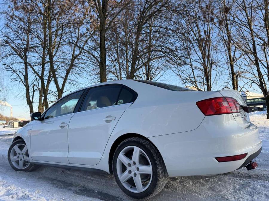 White Volkswagen Jetta 2013 in Kaunas, with an engine capacity of 1.40 L and mileage of 105 thousand km for 5950 €, photo 26 on AUTOMOTO.COM.LV