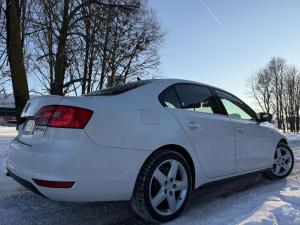 White Volkswagen Jetta 2013 in Kaunas, with an engine capacity of 1.40 L and mileage of 105 thousand km for 5950 €, photo 27 on AUTOMOTO.COM.LV