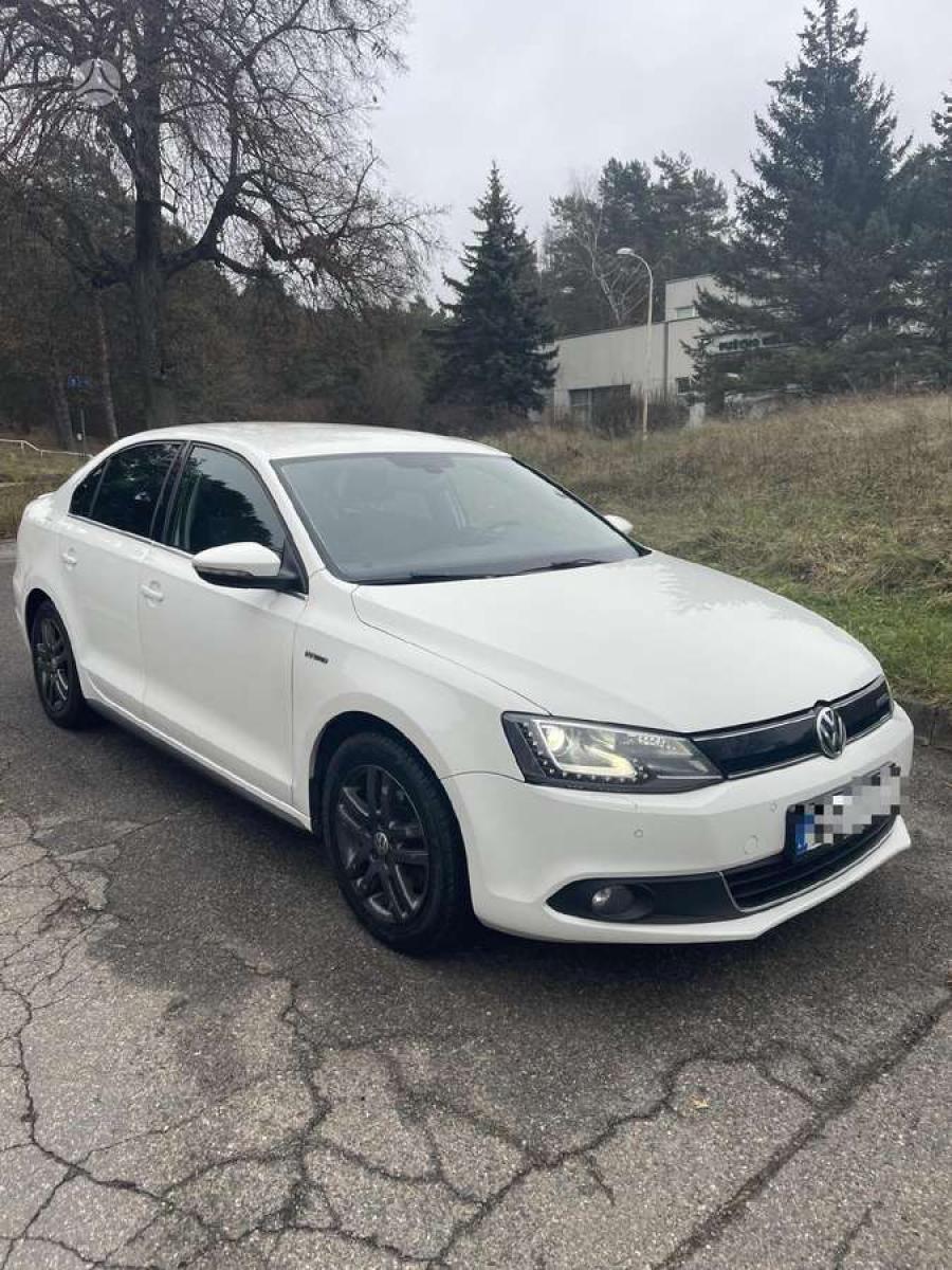 White Volkswagen Jetta 2013 in Vilnius, with an engine capacity of 1.40 L and mileage of 255 thousand km for 4700 €, photo 2 on AUTOMOTO.COM.LV