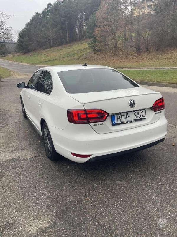White Volkswagen Jetta 2013 in Vilnius, with an engine capacity of 1.40 L and mileage of 255 thousand km for 4700 €, photo 3 on AUTOMOTO.COM.LV