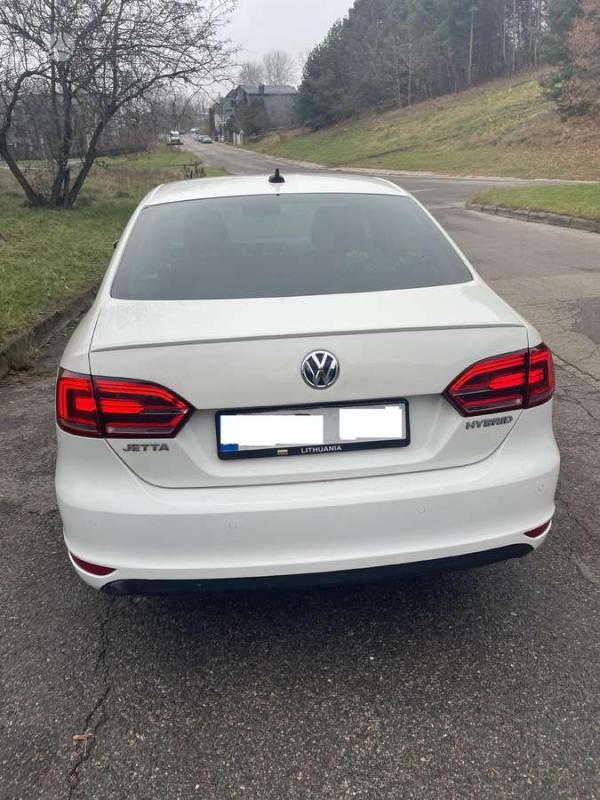 White Volkswagen Jetta 2013 in Vilnius, with an engine capacity of 1.40 L and mileage of 255 thousand km for 4700 €, photo 4 on AUTOMOTO.COM.LV