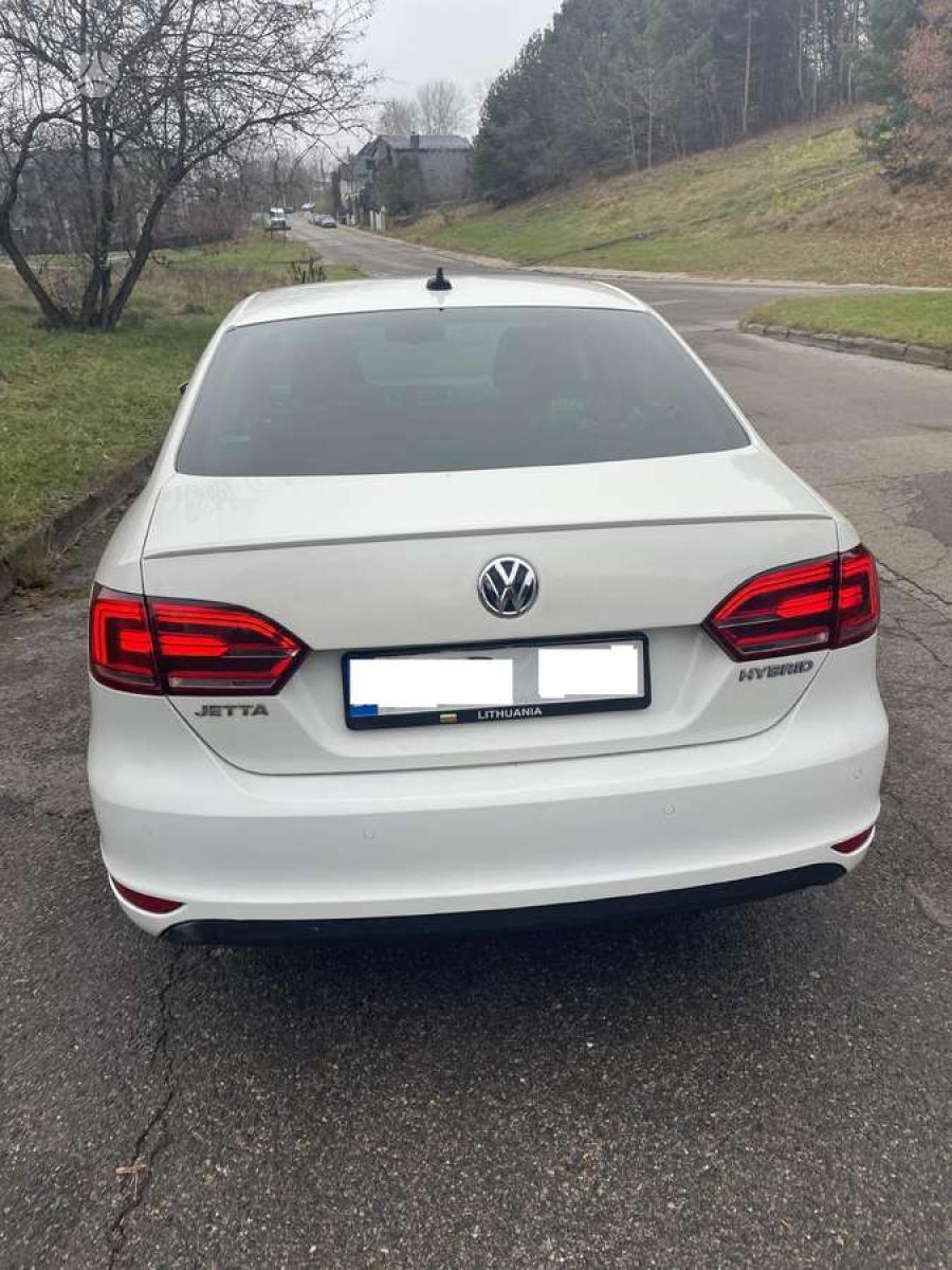 White Volkswagen Jetta 2013 in Vilnius, with an engine capacity of 1.40 L and mileage of 255 thousand km for 4700 €, photo 4 on AUTOMOTO.COM.LV