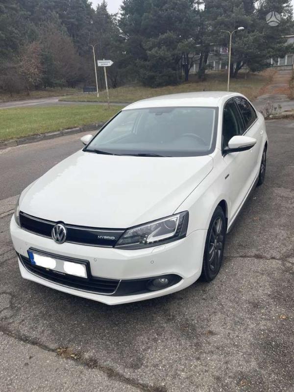 White Volkswagen Jetta 2013 in Vilnius, with an engine capacity of 1.40 L and mileage of 255 thousand km for 4700 €, photo 5 on AUTOMOTO.COM.LV