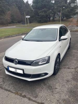 White Volkswagen Jetta 2013 in Vilnius, with an engine capacity of 1.40 L and mileage of 255 thousand km for 4700 €, photo 5 on AUTOMOTO.COM.LV