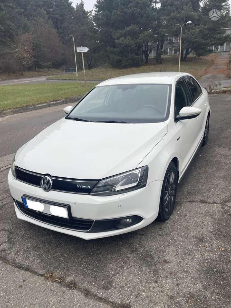 White Volkswagen Jetta 2013 in Vilnius, with an engine capacity of 1.40 L and mileage of 255 thousand km for 4700 €, photo 5 on AUTOMOTO.COM.LV