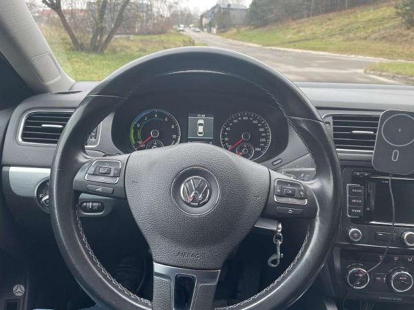 White Volkswagen Jetta 2013 in Vilnius, with an engine capacity of 1.40 L and mileage of 255 thousand km for 4700 €, photo 9 on AUTOMOTO.COM.LV