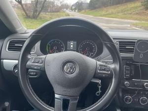 White Volkswagen Jetta 2013 in Vilnius, with an engine capacity of 1.40 L and mileage of 255 thousand km for 4700 €, photo 9 on AUTOMOTO.COM.LV