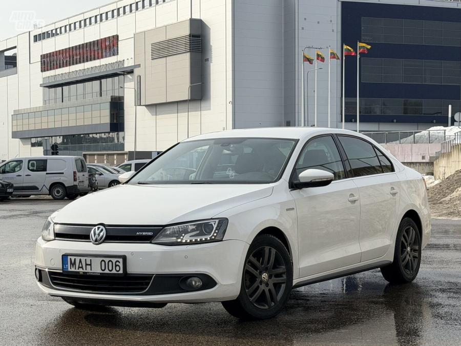 White Volkswagen Jetta 2013 in Vilnius, with an engine capacity of 1.40 L and mileage of 254 thousand km for 5950 €, photo 1 on AUTOMOTO.COM.LV