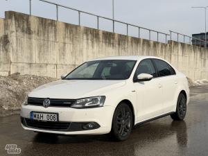 White Volkswagen Jetta 2013 in Vilnius, with an engine capacity of 1.40 L and mileage of 254 thousand km for 5950 €, photo 2 on AUTOMOTO.COM.LV