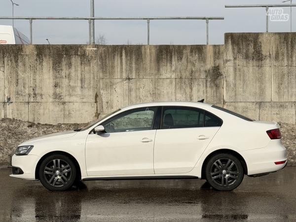 White Volkswagen Jetta 2013 in Vilnius, with an engine capacity of 1.40 L and mileage of 254 thousand km for 5950 €, photo 3 on AUTOMOTO.COM.LV