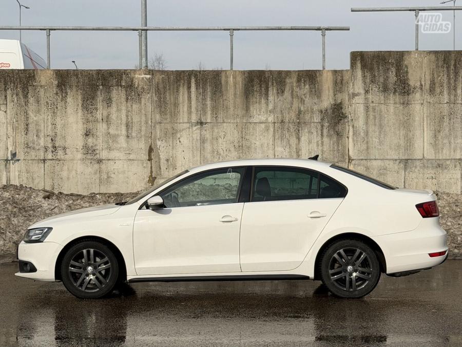 White Volkswagen Jetta 2013 in Vilnius, with an engine capacity of 1.40 L and mileage of 254 thousand km for 5950 €, photo 3 on AUTOMOTO.COM.LV