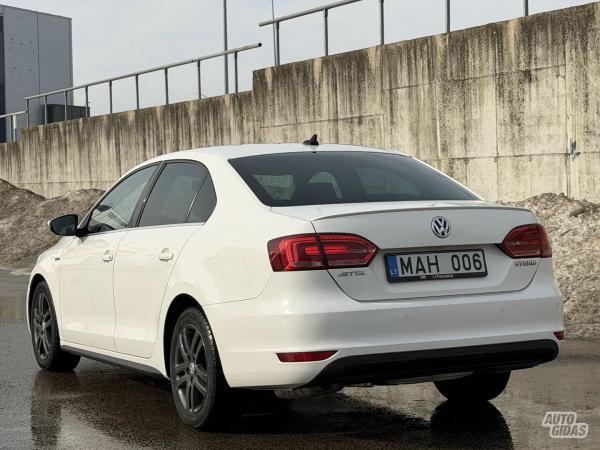 White Volkswagen Jetta 2013 in Vilnius, with an engine capacity of 1.40 L and mileage of 254 thousand km for 5950 €, photo 4 on AUTOMOTO.COM.LV