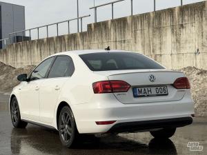 White Volkswagen Jetta 2013 in Vilnius, with an engine capacity of 1.40 L and mileage of 254 thousand km for 5950 €, photo 4 on AUTOMOTO.COM.LV