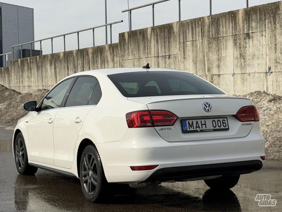 White Volkswagen Jetta 2013 in Vilnius, with an engine capacity of 1.40 L and mileage of 254 thousand km for 5950 €, photo 4 on AUTOMOTO.COM.LV