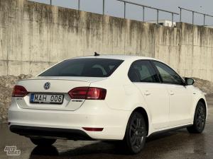 White Volkswagen Jetta 2013 in Vilnius, with an engine capacity of 1.40 L and mileage of 254 thousand km for 5950 €, photo 5 on AUTOMOTO.COM.LV