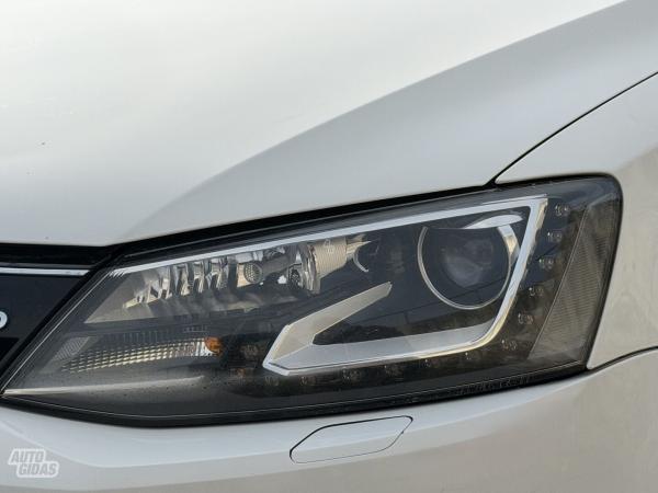 White Volkswagen Jetta 2013 in Vilnius, with an engine capacity of 1.40 L and mileage of 254 thousand km for 5950 €, photo 6 on AUTOMOTO.COM.LV