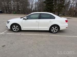 White Volkswagen Jetta 2013 in Riga, with an engine capacity of 1.40 L and mileage of 579 thousand km for 1800 €, photo  on AUTOMOTO.COM.LV