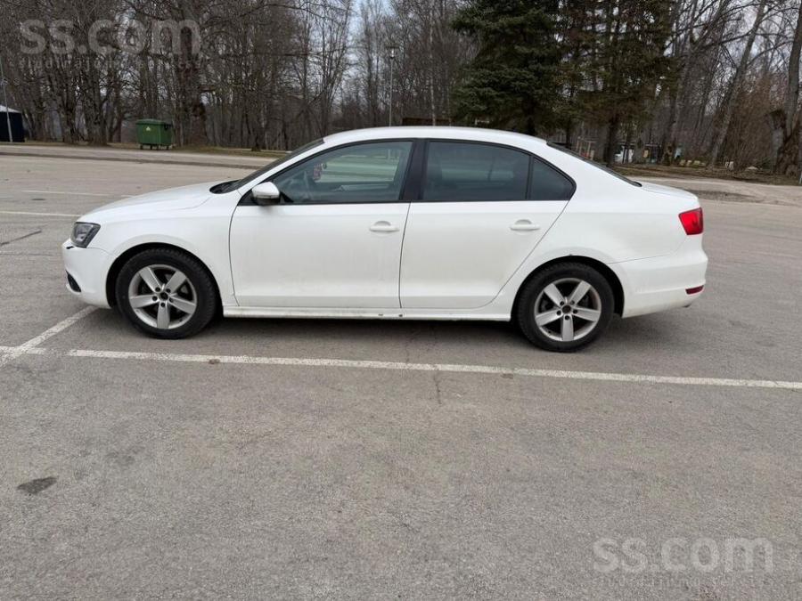 White Volkswagen Jetta 2013 in Riga, with an engine capacity of 1.40 L and mileage of 579 thousand km for 1800 €, photo 1 on AUTOMOTO.COM.LV