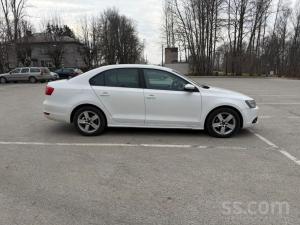 White Volkswagen Jetta 2013 in Riga, with an engine capacity of 1.40 L and mileage of 579 thousand km for 1800 €, photo 3 on AUTOMOTO.COM.LV