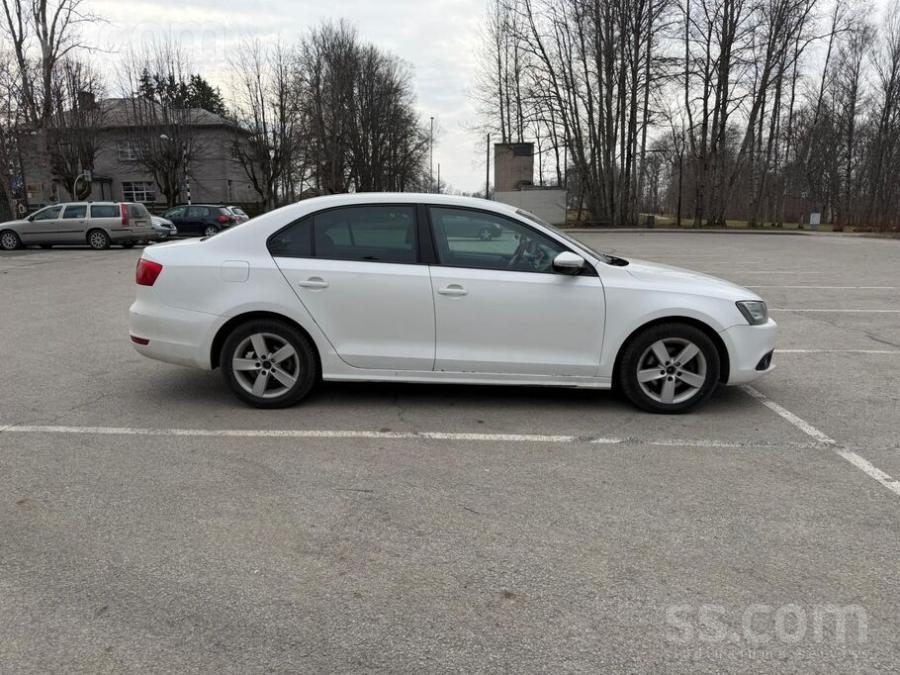 White Volkswagen Jetta 2013 in Riga, with an engine capacity of 1.40 L and mileage of 579 thousand km for 1800 €, photo 3 on AUTOMOTO.COM.LV
