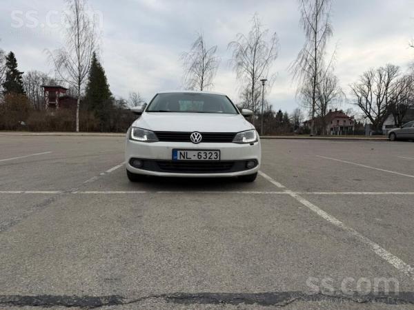 Balts Volkswagen Jetta 2013 Rīga, ar dzinēja tilpumu 1.40 L un nobraukumu 579 tūkst. km par 1800 €, foto 3 vietnē AUTOMOTO.COM.LV