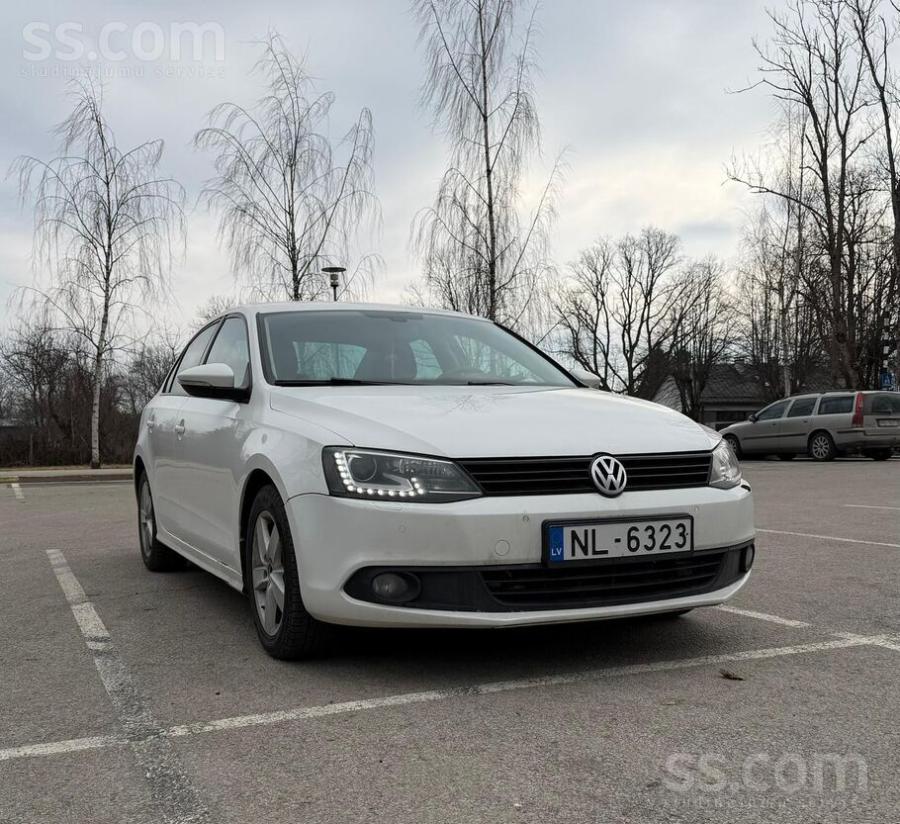 White Volkswagen Jetta 2013 in Riga, with an engine capacity of 1.40 L and mileage of 579 thousand km for 1800 €, photo 5 on AUTOMOTO.COM.LV
