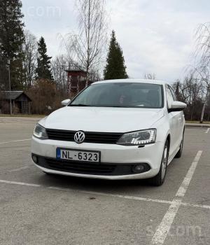 White Volkswagen Jetta 2013 in Riga, with an engine capacity of 1.40 L and mileage of 579 thousand km for 1800 €, photo 6 on AUTOMOTO.COM.LV