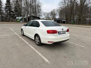 White Volkswagen Jetta 2013 in Riga, with an engine capacity of 1.40 L and mileage of 579 thousand km for 1800 €, photo 7 on AUTOMOTO.COM.LV