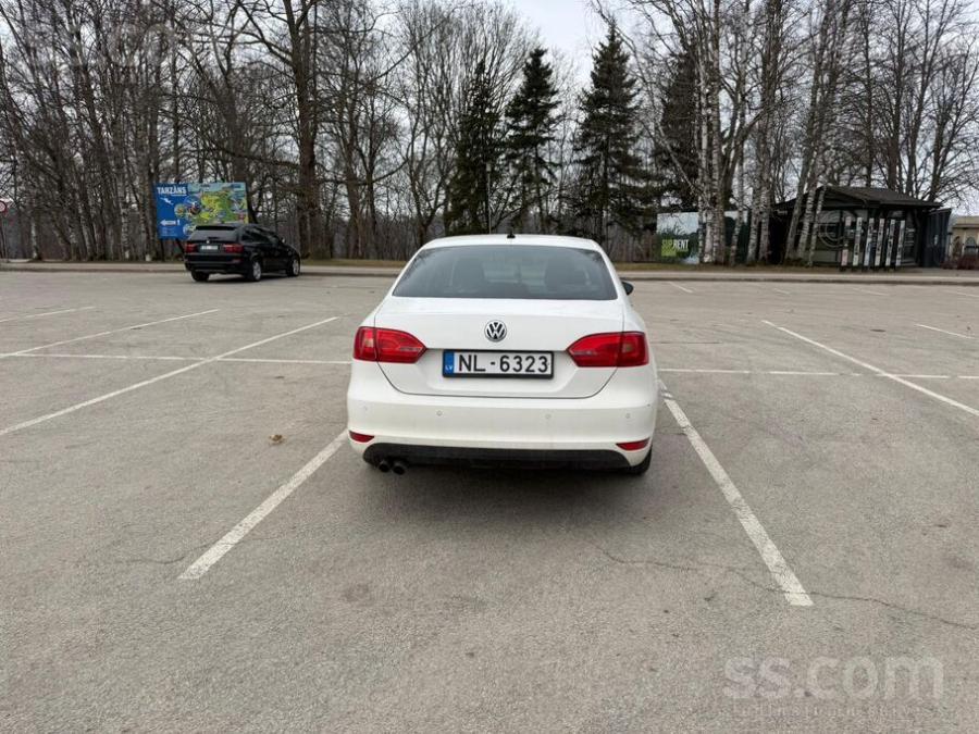 White Volkswagen Jetta 2013 in Riga, with an engine capacity of 1.40 L and mileage of 579 thousand km for 1800 €, photo 8 on AUTOMOTO.COM.LV