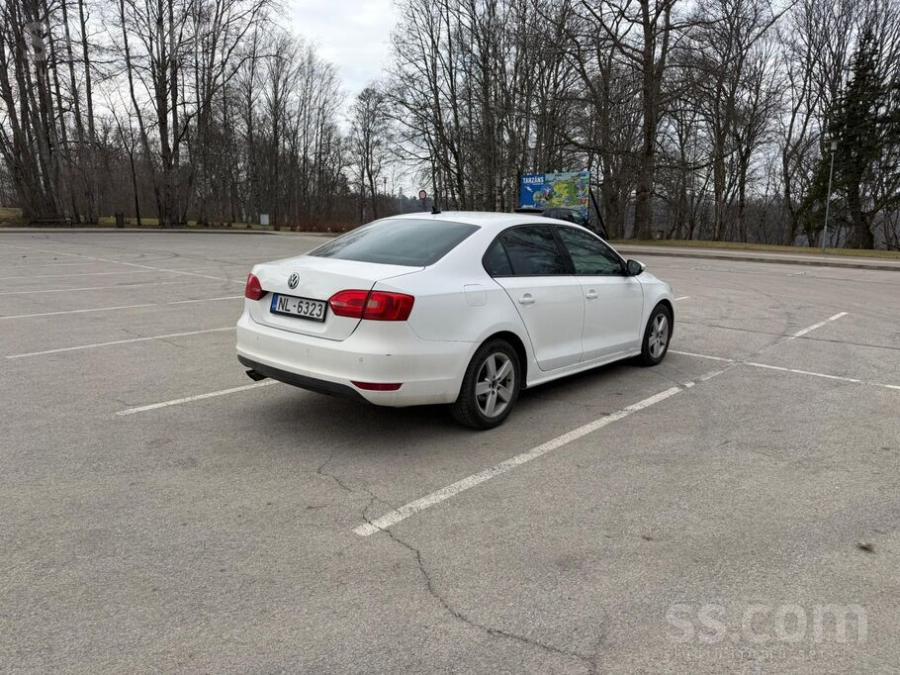 White Volkswagen Jetta 2013 in Riga, with an engine capacity of 1.40 L and mileage of 579 thousand km for 1800 €, photo 9 on AUTOMOTO.COM.LV