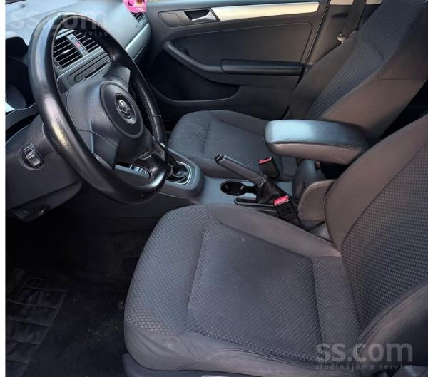 Balts Volkswagen Jetta 2013 Rīga, ar dzinēja tilpumu 1.40 L un nobraukumu 579 tūkst. km par 1800 €, foto 9 vietnē AUTOMOTO.COM.LV