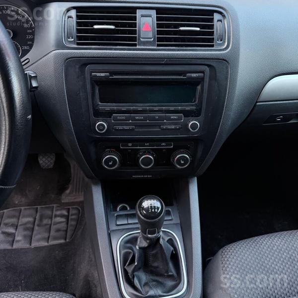 Balts Volkswagen Jetta 2013 Rīga, ar dzinēja tilpumu 1.40 L un nobraukumu 579 tūkst. km par 1800 €, foto 10 vietnē AUTOMOTO.COM.LV