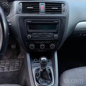 White Volkswagen Jetta 2013 in Riga, with an engine capacity of 1.40 L and mileage of 579 thousand km for 1800 €, photo 11 on AUTOMOTO.COM.LV