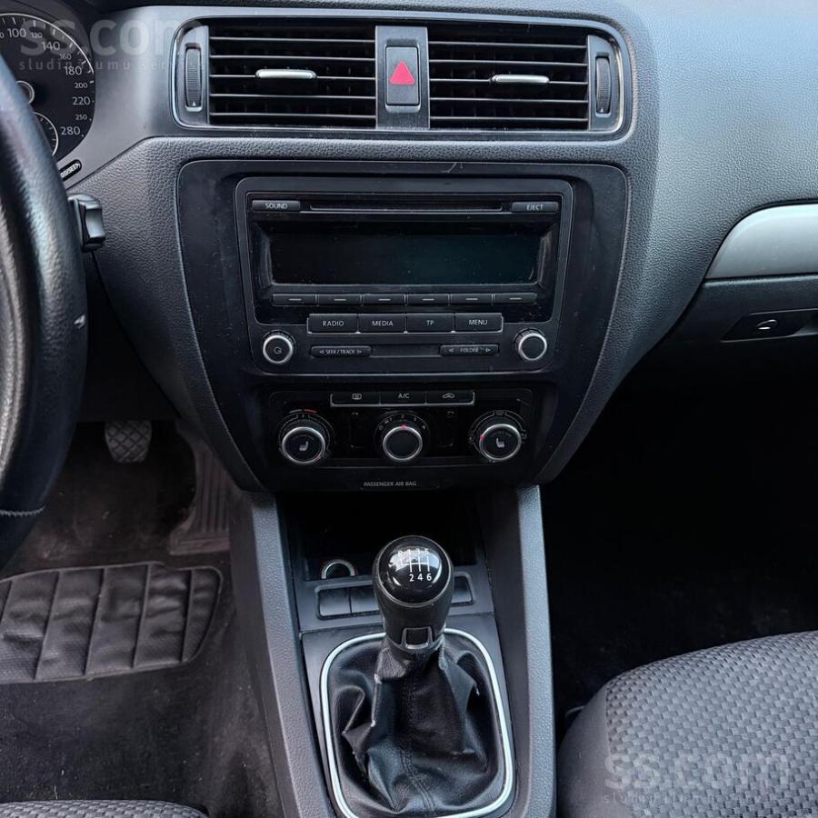 White Volkswagen Jetta 2013 in Riga, with an engine capacity of 1.40 L and mileage of 579 thousand km for 1800 €, photo 11 on AUTOMOTO.COM.LV