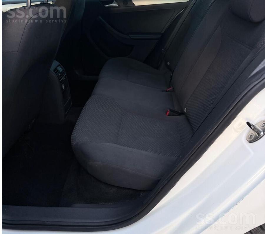 White Volkswagen Jetta 2013 in Riga, with an engine capacity of 1.40 L and mileage of 579 thousand km for 1800 €, photo 13 on AUTOMOTO.COM.LV