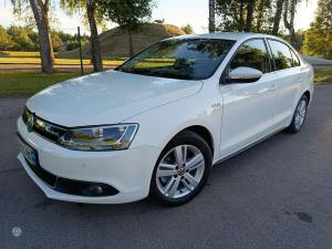 Balts Volkswagen Jetta 2013 Tauragė, ar dzinēja tilpumu 1.40 L un nobraukumu 110 tūkst. km par 7400 €, foto  vietnē AUTOMOTO.COM.LV