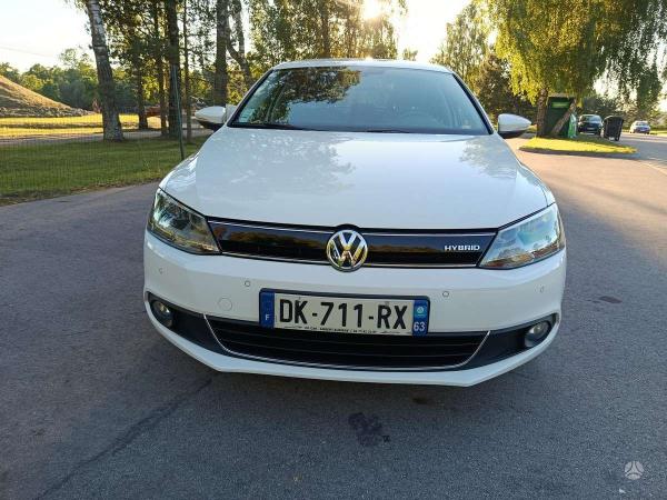 White Volkswagen Jetta 2013 in Taurage, with an engine capacity of 1.40 L and mileage of 110 thousand km for 7400 €, photo 5 on AUTOMOTO.COM.LV