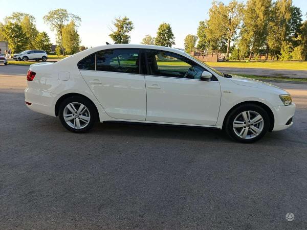 White Volkswagen Jetta 2013 in Taurage, with an engine capacity of 1.40 L and mileage of 110 thousand km for 7400 €, photo 6 on AUTOMOTO.COM.LV