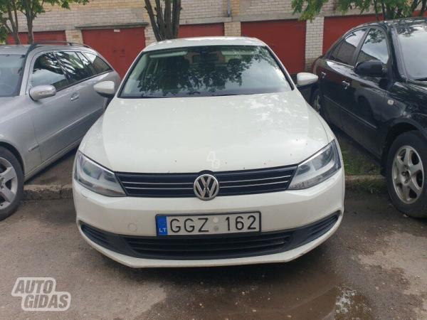 Balts Volkswagen Jetta 2013 Viļņa, ar dzinēja tilpumu 2.00 L un nobraukumu 361 tūkst. km par 350 €, foto 1 vietnē AUTOMOTO.COM.LV