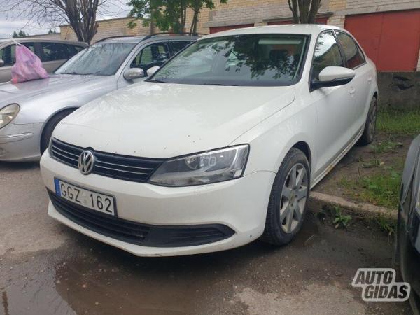 Balts Volkswagen Jetta 2013 Viļņa, ar dzinēja tilpumu 2.00 L un nobraukumu 361 tūkst. km par 350 €, foto 2 vietnē AUTOMOTO.COM.LV
