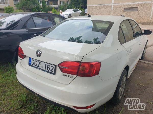 Balts Volkswagen Jetta 2013 Viļņa, ar dzinēja tilpumu 2.00 L un nobraukumu 361 tūkst. km par 350 €, foto 4 vietnē AUTOMOTO.COM.LV