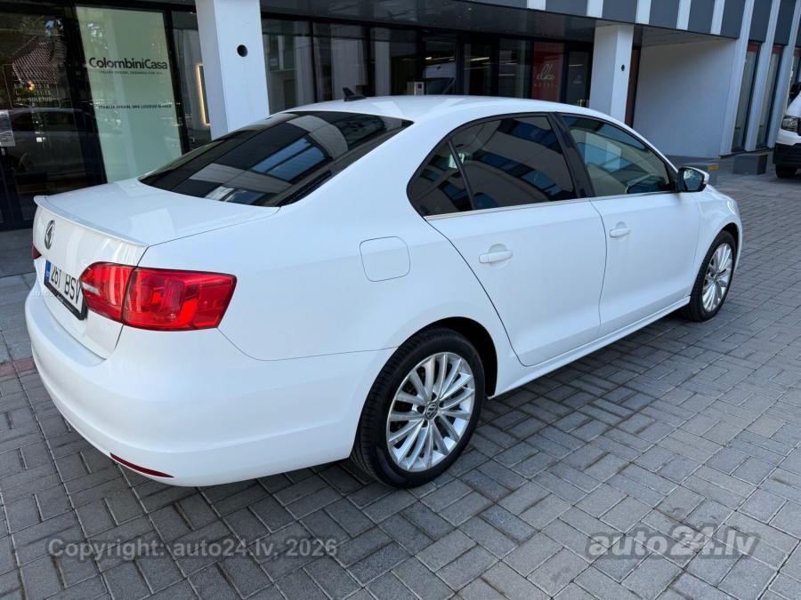 Balts Volkswagen Jetta 2013 Tallina, ar dzinēja tilpumu 0.00 L un nobraukumu 99 tūkst. km par 3900 €, foto 6 vietnē AUTOMOTO.COM.LV