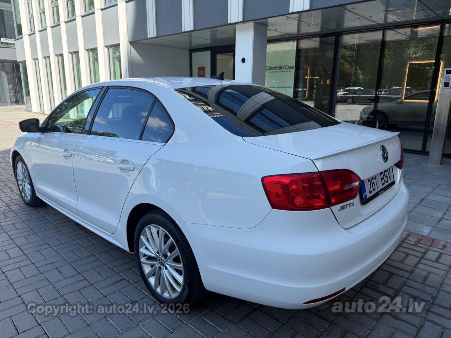 Balts Volkswagen Jetta 2013 Tallina, ar dzinēja tilpumu 0.00 L un nobraukumu 99 tūkst. km par 3900 €, foto 7 vietnē AUTOMOTO.COM.LV